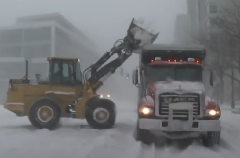 Парализиран североистокот на САД, стотици илјади без струја, откажани ...