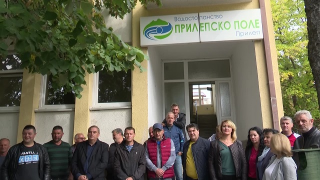 Вработените во „Прилепско поле“ протестираат поради неисплатените плати ...