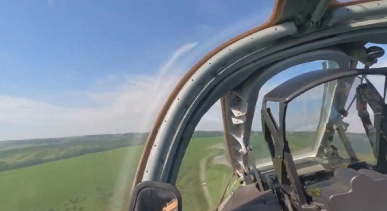 Руски пилот на бомбардер се катапултира од погодениот авион (ВИДЕО ...