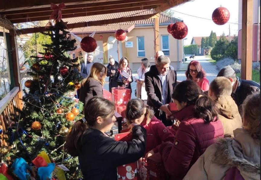 Новогодишни подароци за дечињата згрижени во СОС „Детско село“ - Канал 5
