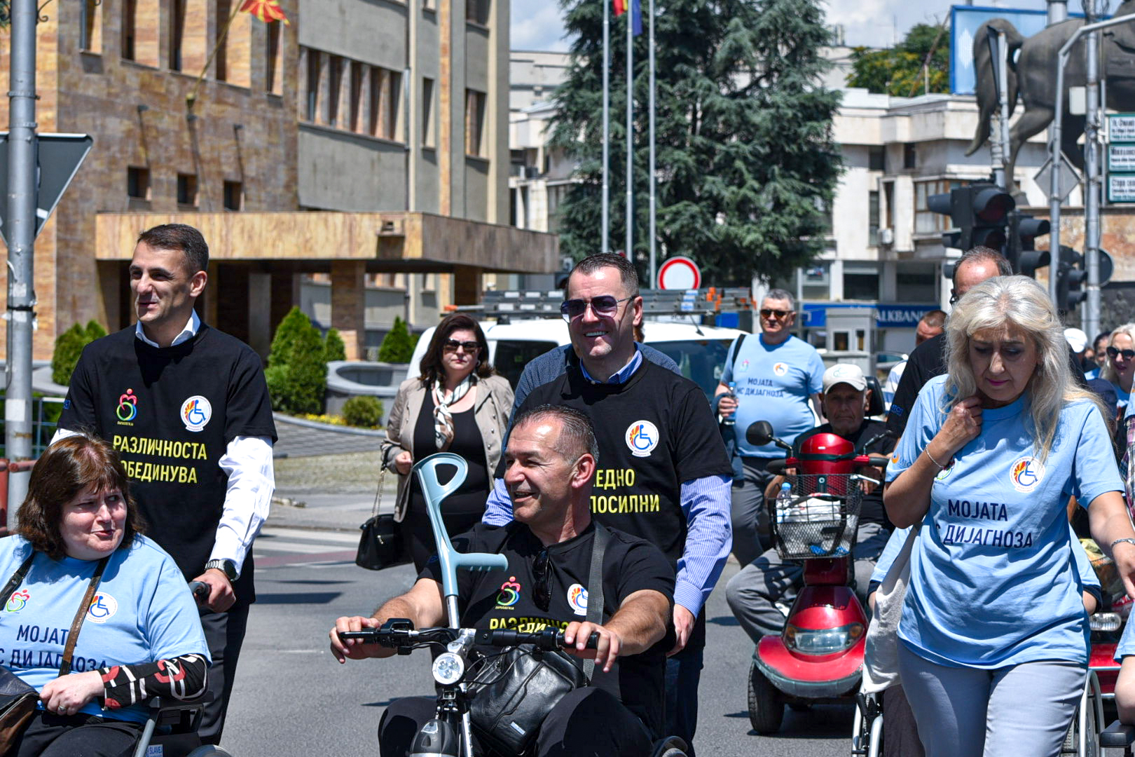 Стефковски на марш по скопските улици за поддршка на лицата со ...