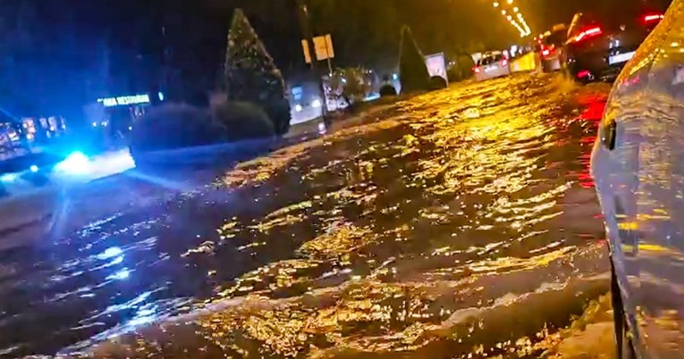 Силно невреме во Сплит: Поплавени улици, откорнати дрвја и уништени ...